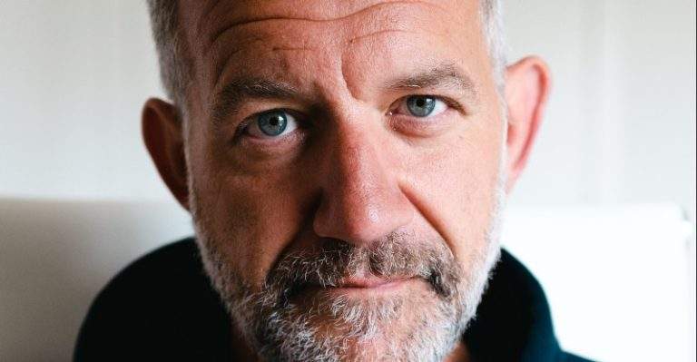 Sonos nombres Tom Conrad CEO permanente - Tecno Salud