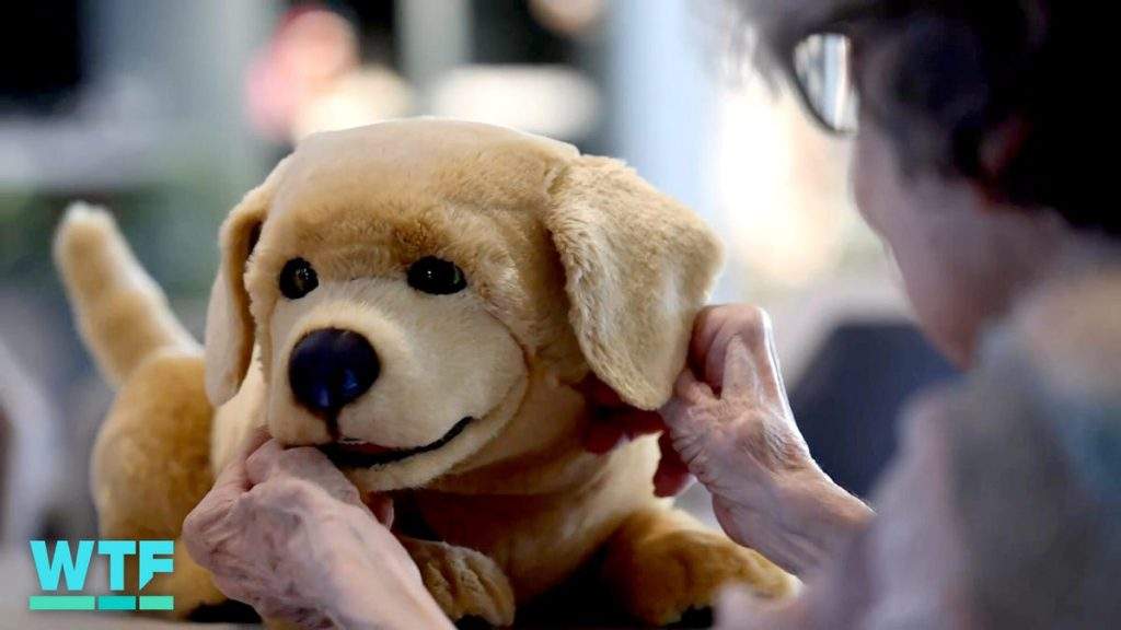 Video del perro robot visita un centro de vida asistida - Tecno Salud
